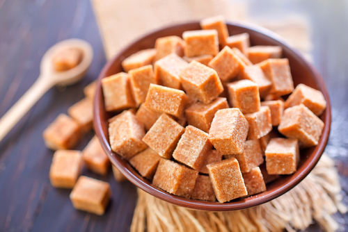 Hnedý cukor vs biely cukor: Ktorý je zdravší? Koľko cukru zjesť za deň?